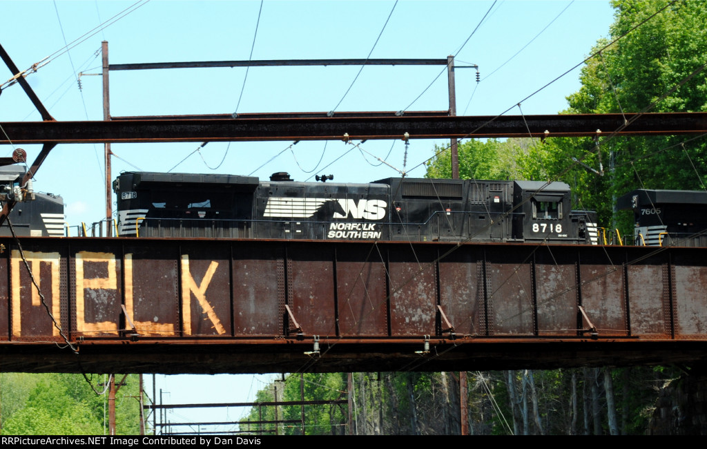 NS C40-8 8718 in horsehead paint in the middle on 14G